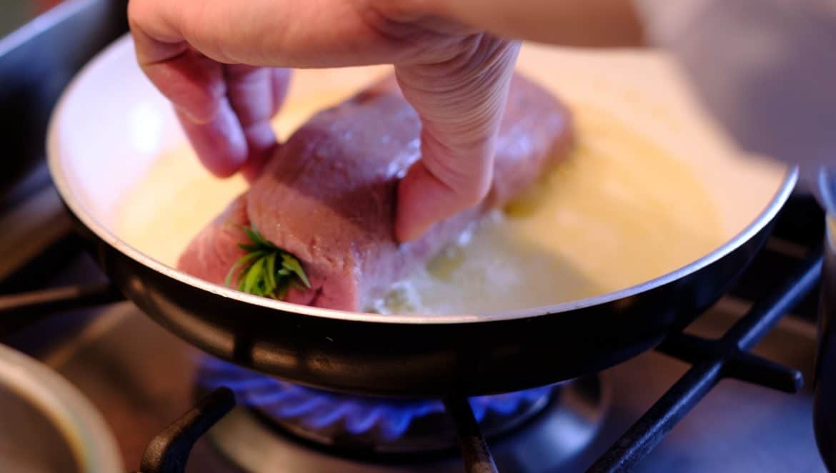 Kalfshaas gelardeerd met dragon met witte asperges en gegrilde ...